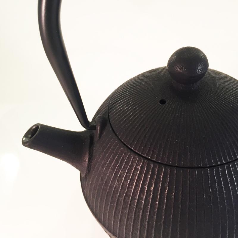 Théière japonaise ronde en fonte noire